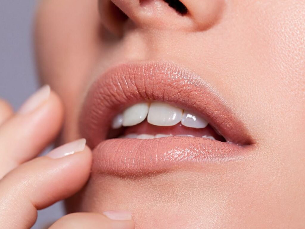 These tips will soften the torn lips in two nights...